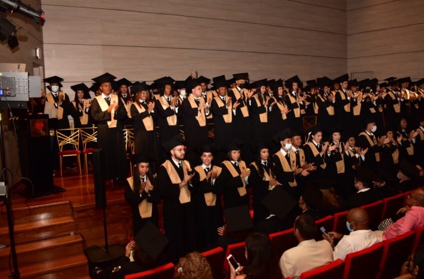 Unibac Gradúa A 121 Profesionales En Ceremonia Realizada En El Palacio