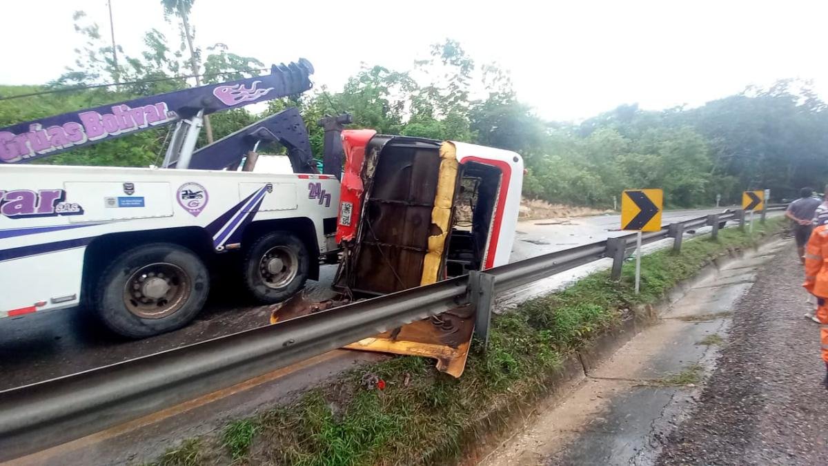 Camión De Basura Quedo Sin Frenos Y Chocó Contra Un Bus En La Bajada De